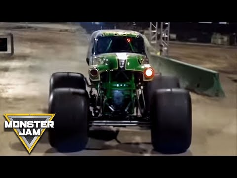 Max-D vs Grave Digger | World Finals 2016 Racing Round 2 | Monster Jam