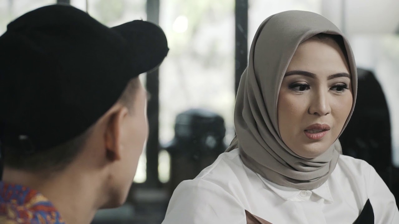 #HUNTHERCLOSET: Sarah Sofyan - YouTube