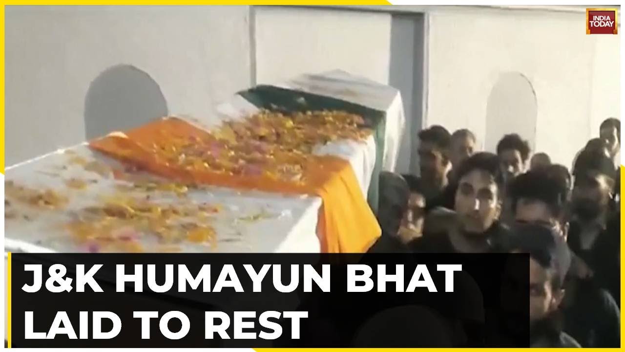 Top Cops Lay Wreath In Honour Of Martyred, Jammu & Kashmir Humayun Bhat ...