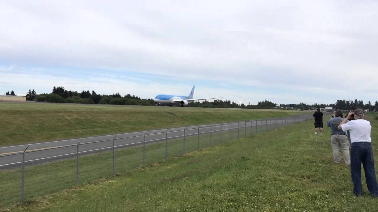 787-8 doing a high speed brake test - YouTube