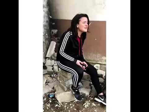 Kız fena soyuluyor beeee😀😀😀😀😀😀