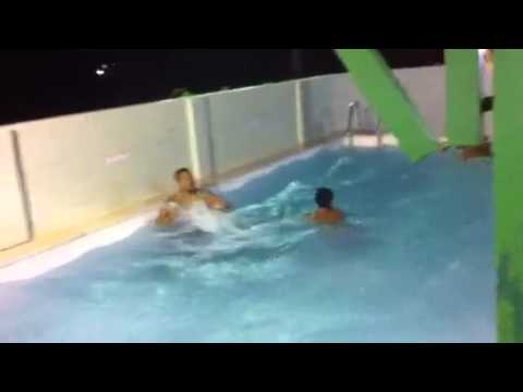 Os meninos tomando banho de piscina na chuva
