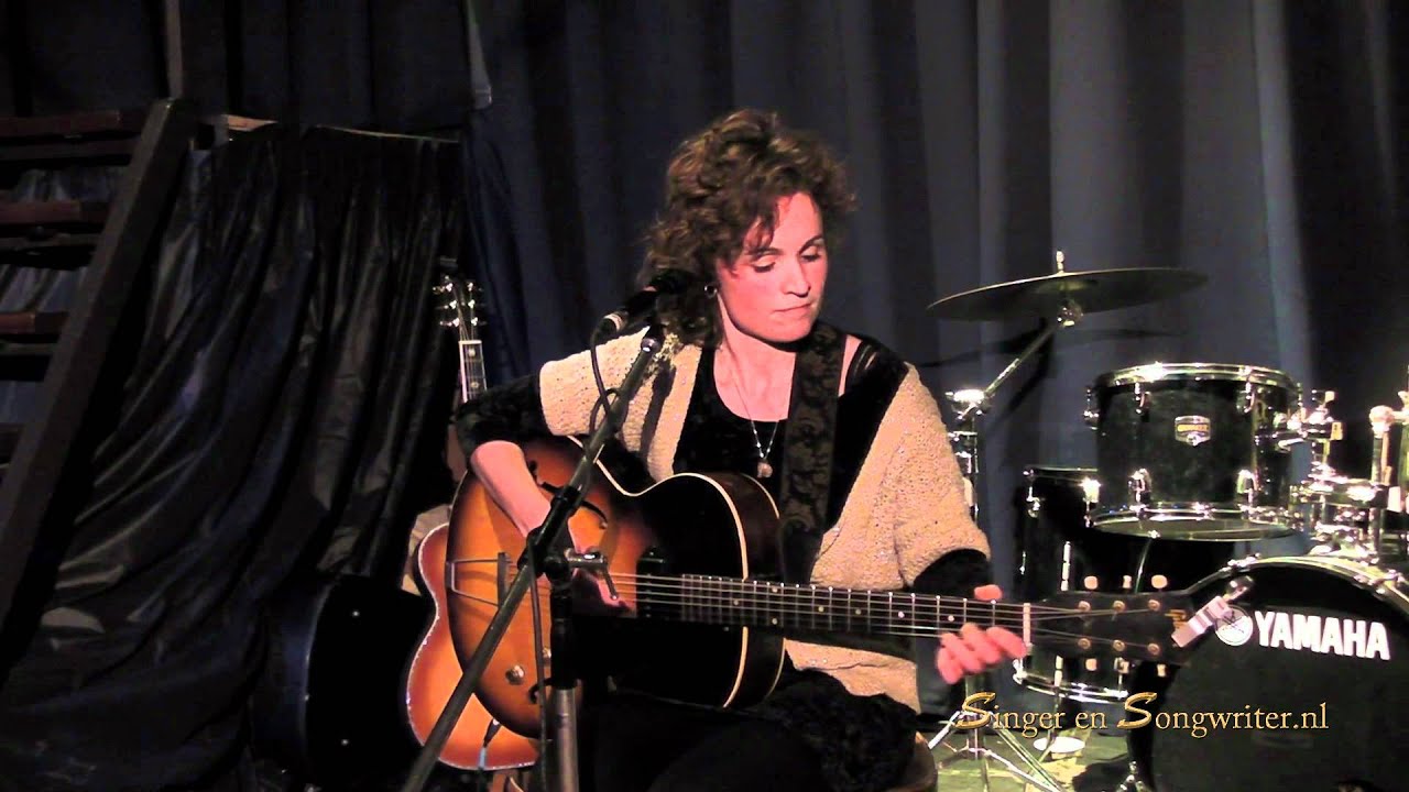 Danni Lee live at Amsterdam Songwriters Circle - Get out - YouTube