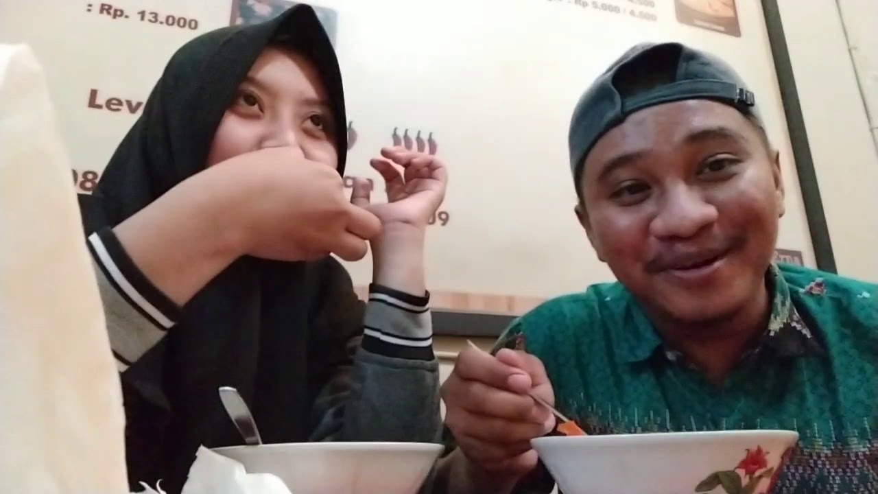 REVIEW SEBLAK TEH ERNA ALA KEKEYI!! PEDES ENAK TAPI ASIN!! - YouTube