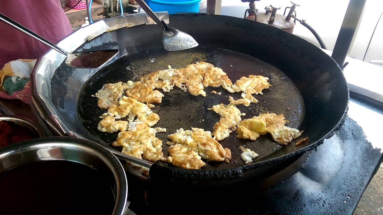 Muar Famous Oh Chien Oyster Omelette - YouTube