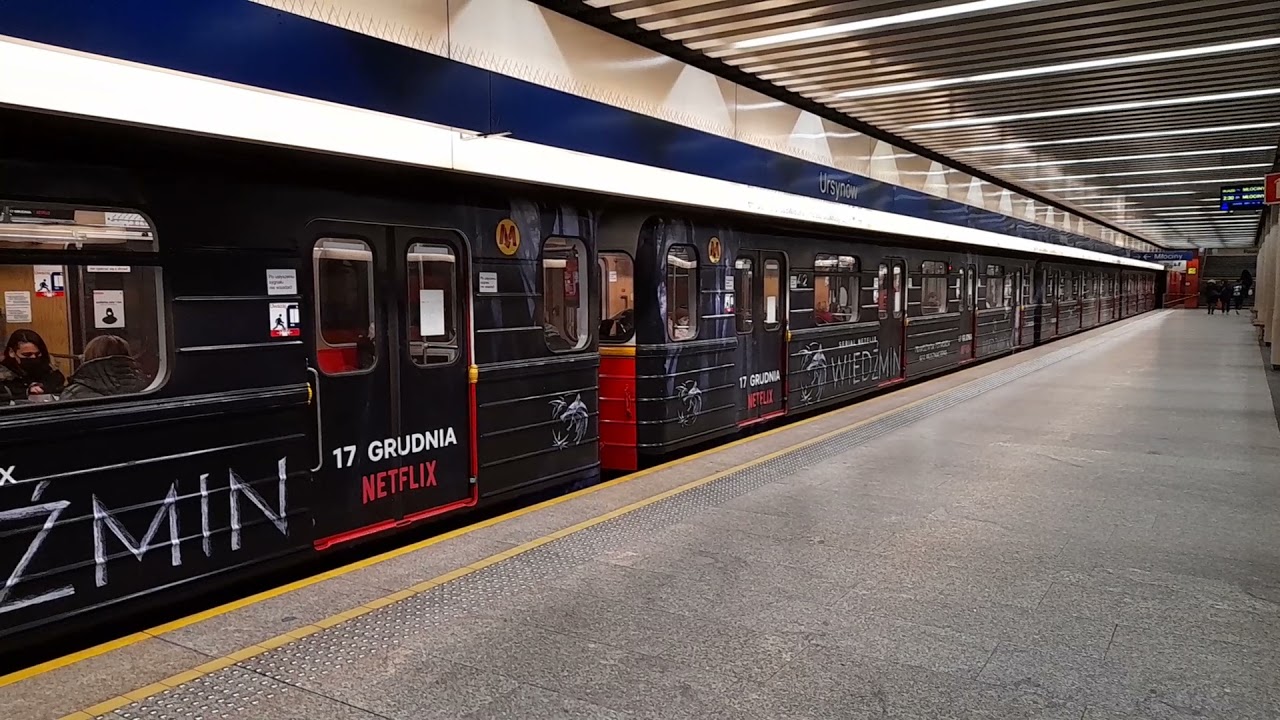 Metro z reklamą serialu Wiedźmin - YouTube