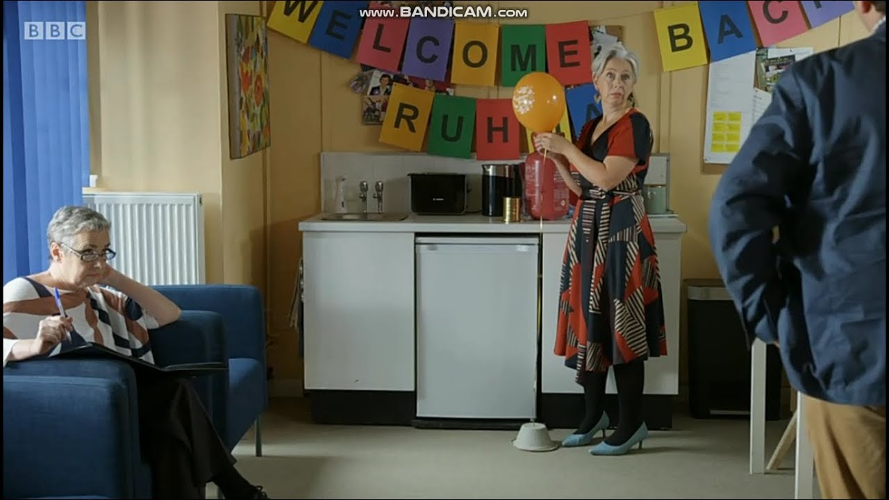 Sarah Moyle (Valerie Pitman) - Black Tights & Heels - 19/11/20 - YouTube