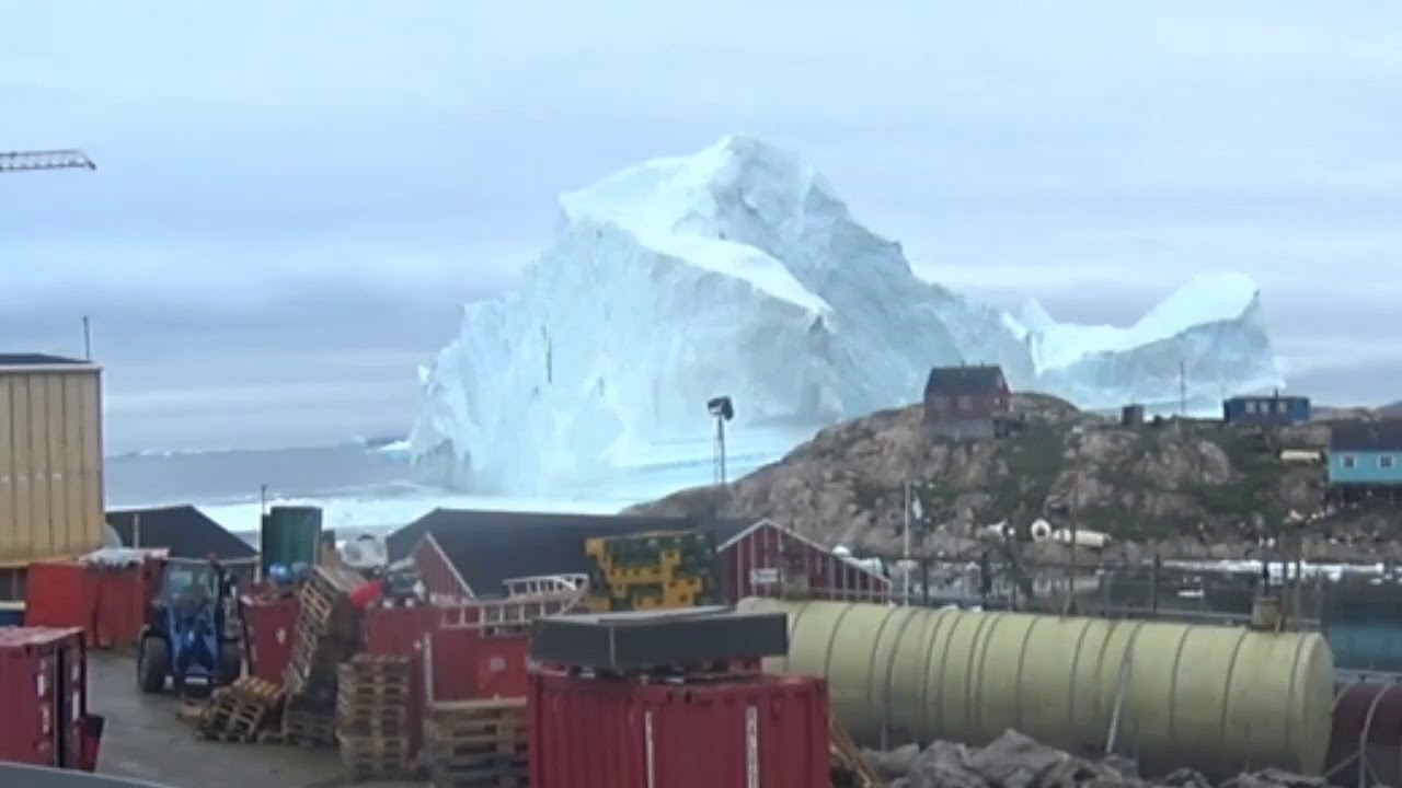 Huge iceberg, Innaarsuit, Greenland July 2018 - Danger of collapse ...
