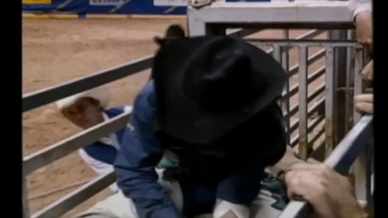 White Lightning bucks Cody Custer - 94 PBR Finals - YouTube