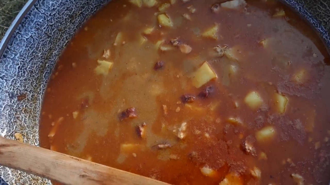 Reteta de Gulaș la Ceaun Preparat la Padure - YouTube