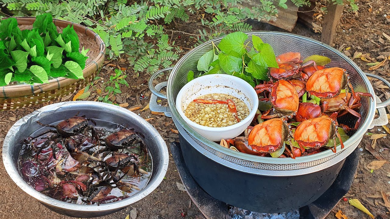 Harvested chameleon to eat with steamed crabs and lemon pepper Sauce ...