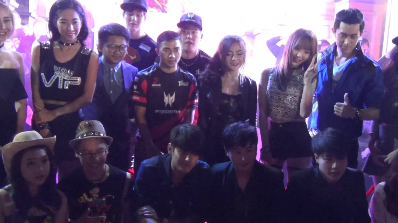 ถ่ายรูปรวมกับดีเจ Talk Talk หลังเดินแบบ #GARENA STAR LEAGUE 2016_2-4-59 ...