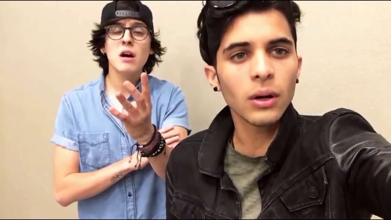 Erick & Christopher cantan Felices los cuatro - YouTube