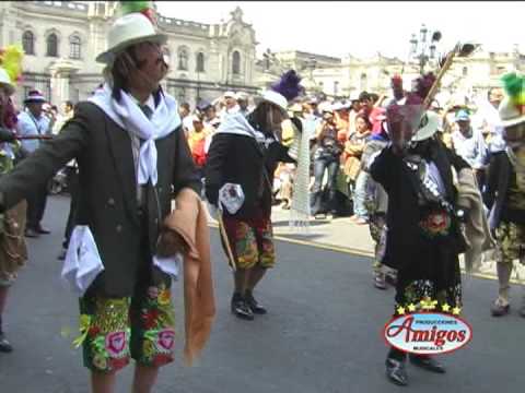 Tunanteros Residentes en Lima "Huancani 2009" en la PLAZA MAYOR - YouTube