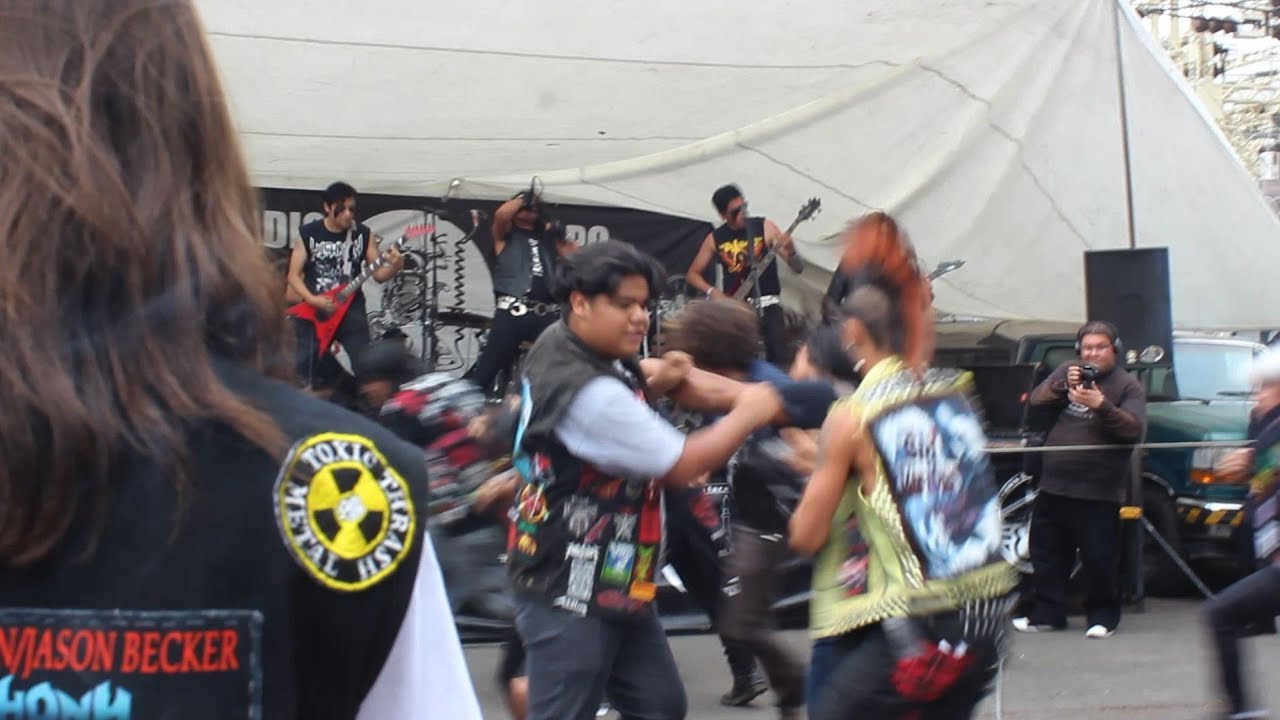 El Chopo, slam dance - YouTube