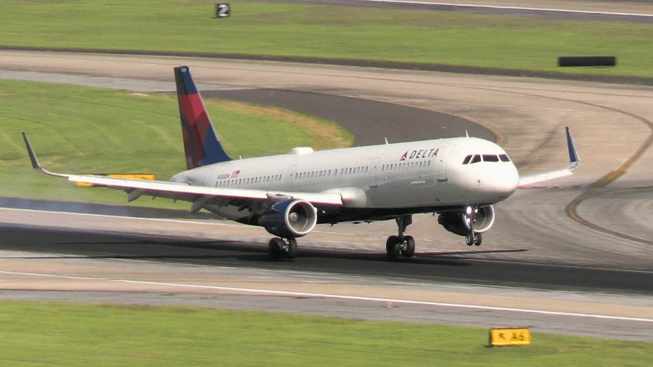 DO THEY NEED MORE PRACTICE? Delta A321 Arrives Atlanta Runway 26R - YouTube