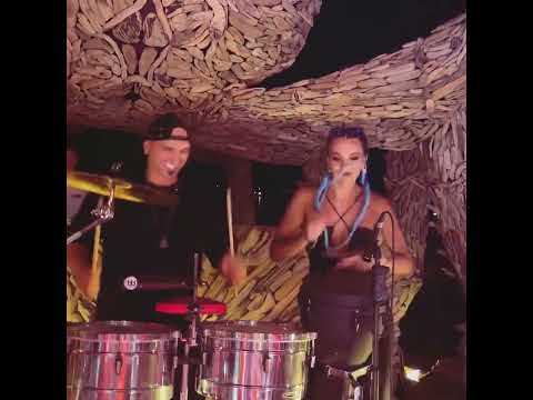 Tuvana Türkay, tatilde katıldığı etkinlikte perküsyon şovuna böyle eşlik etti