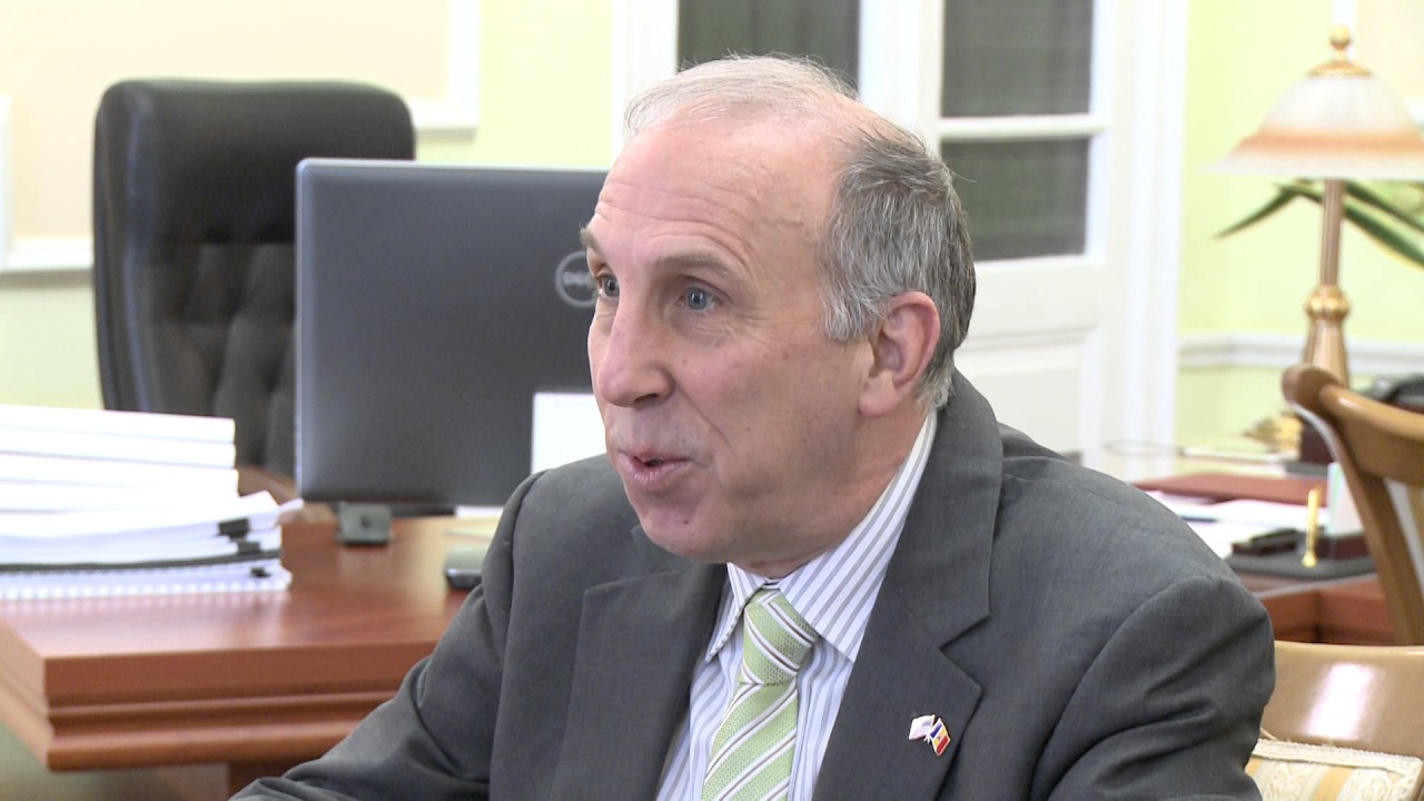 Intrevedere James Pettit - YouTube