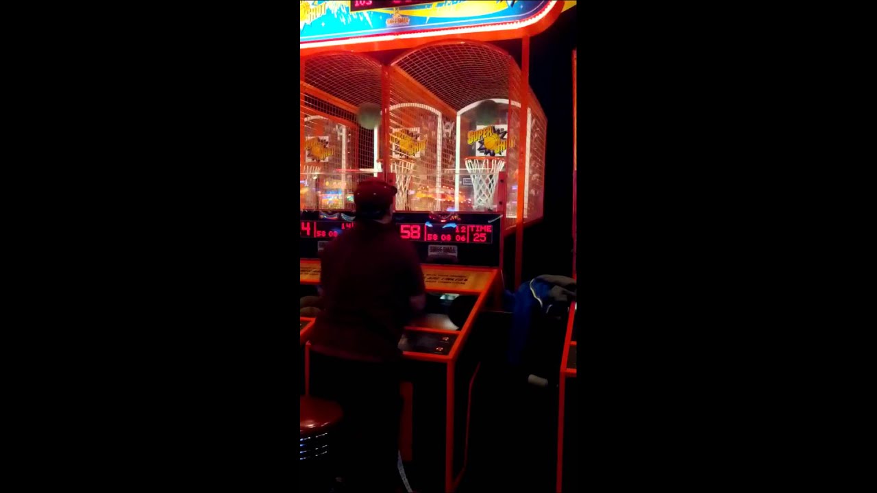 Amazing dave and busters basketball player - YouTube