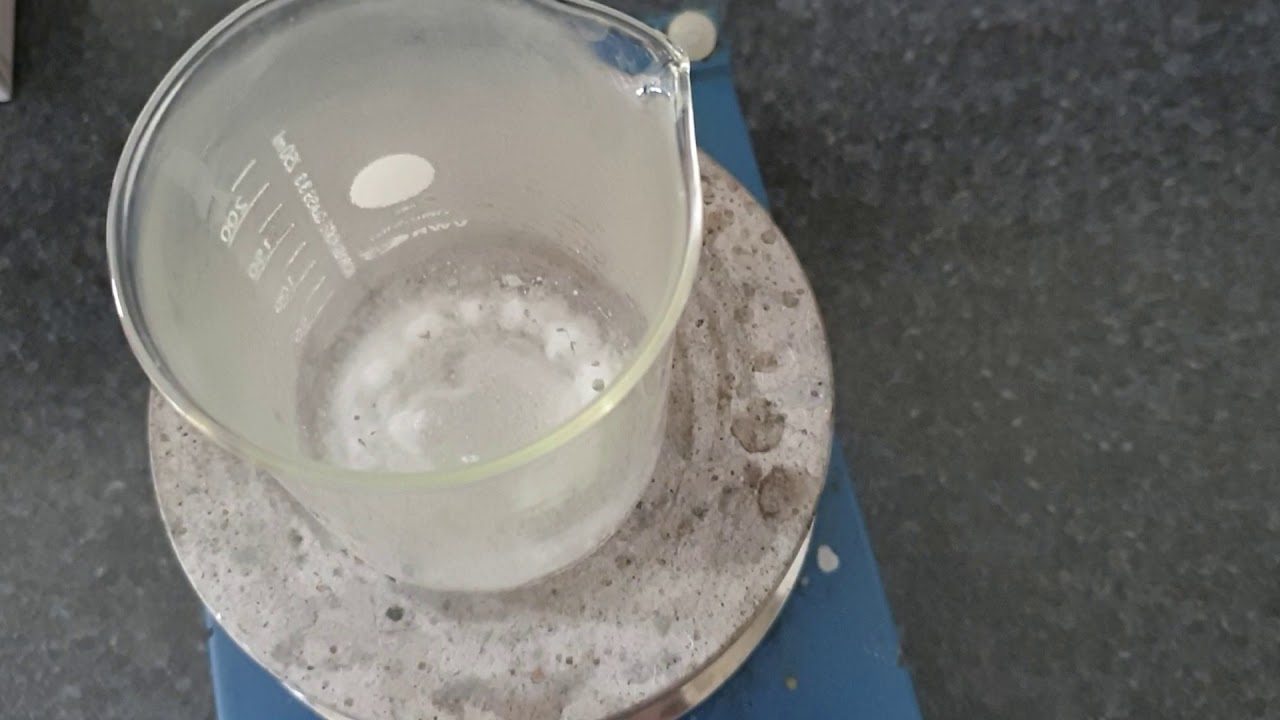 Scheikunde klas 4 Demo kristalwater in soda - YouTube
