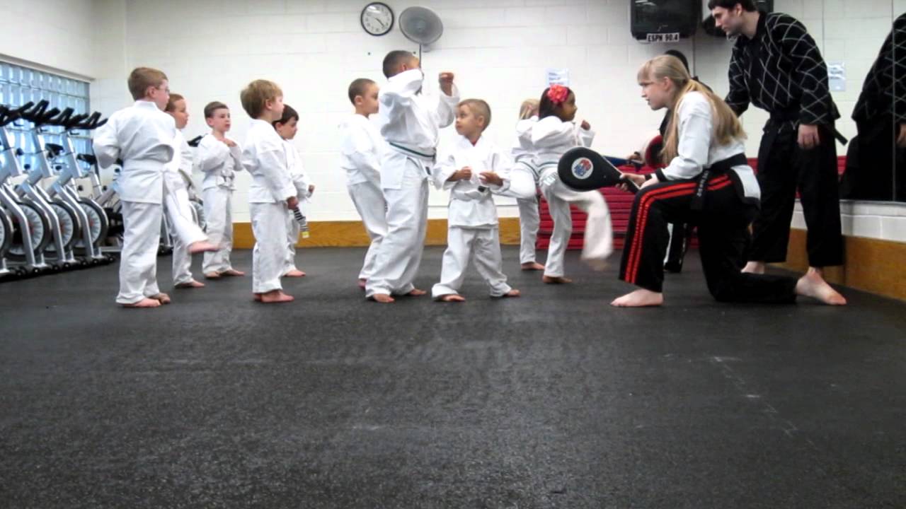 karate roundhouse kick - YouTube