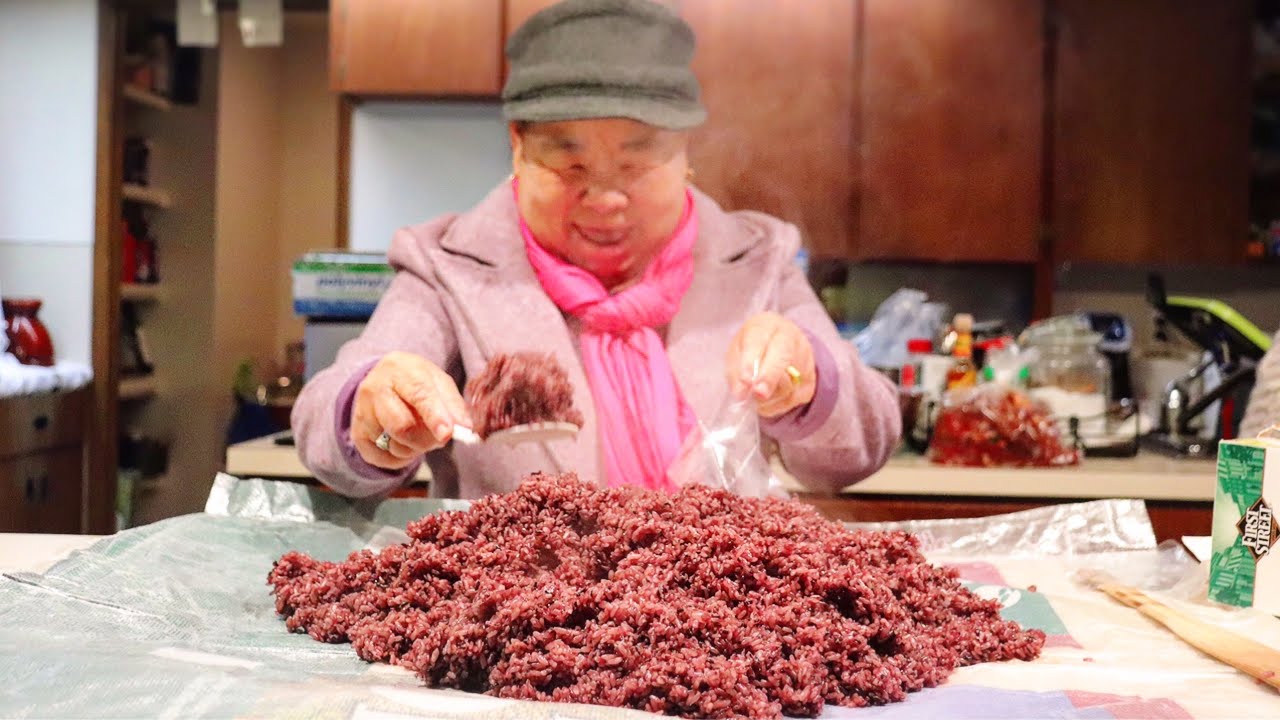 PURPLE STICKY RICE: Mov Nplaum Ntshaav [Cooking w/Grandma] - YouTube