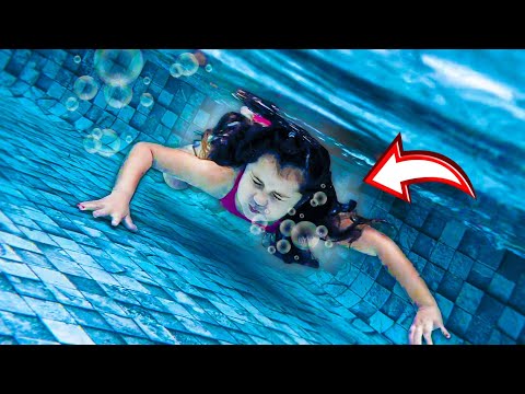 FILMEI MINHA IRMÃZINHA MERGULHANDO EMBAIXO DA ÁGUA SOZINHA!