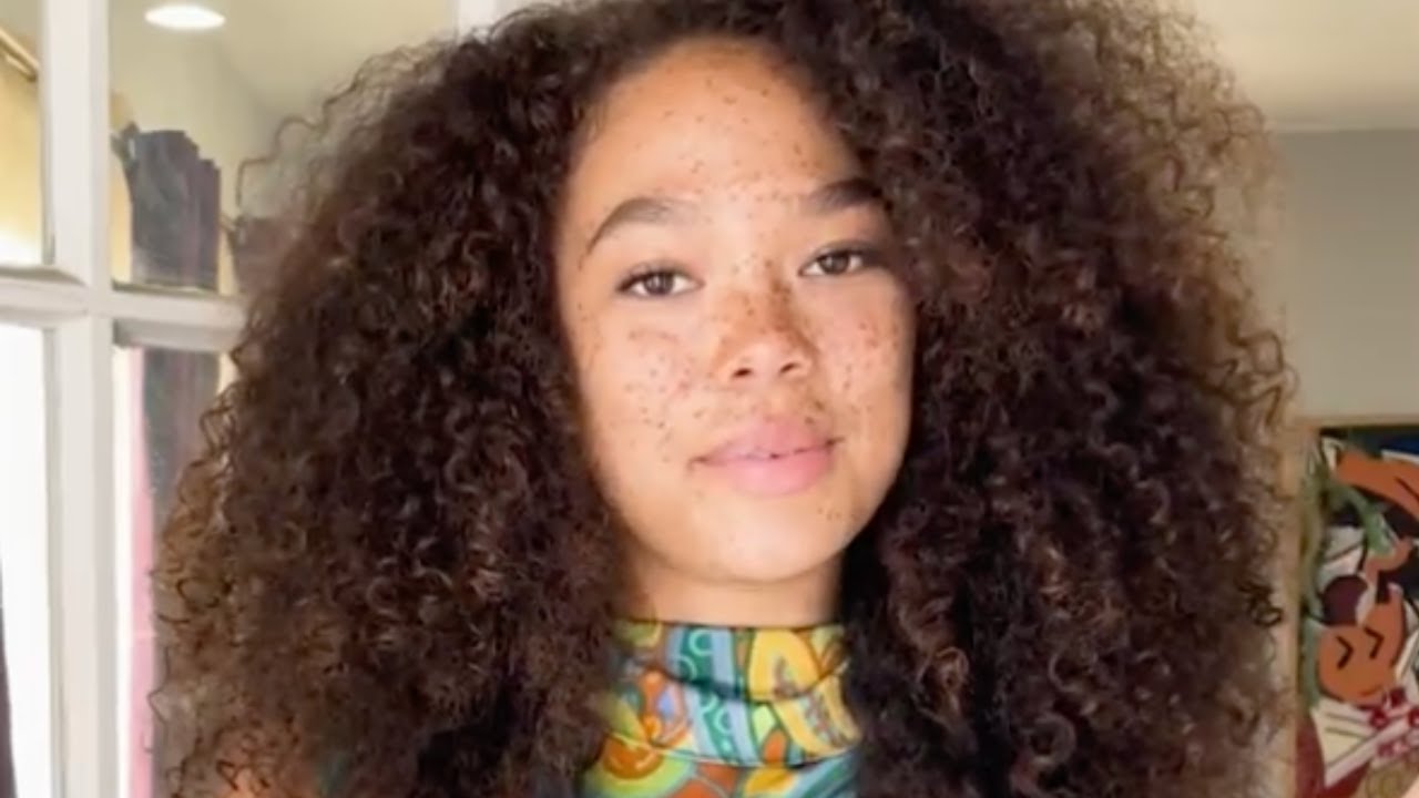 What's on my Shelf with activist and model, Dominique Reshae - YouTube