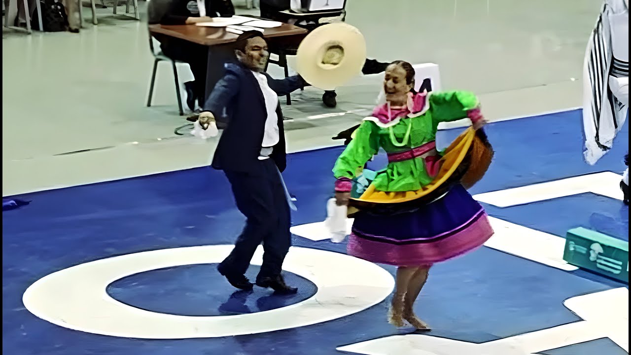 Con traje de cajamarquina eliminatoria Senior de Denise Robles y Yuver ...