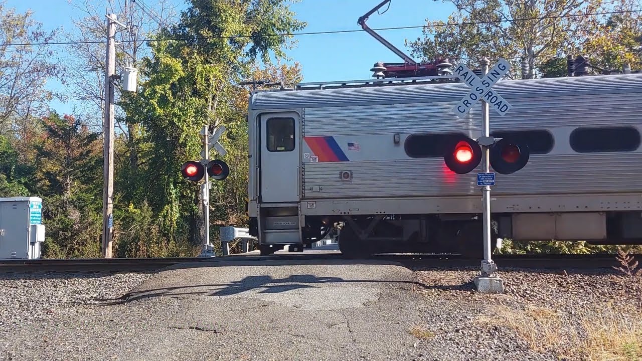 Rare gate less level crossing on NJ Transit - YouTube
