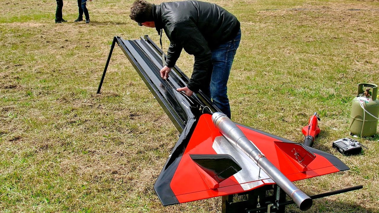 WOW !! STUNNING !! LOUD AND FAST !! / PULSO PULSE ENGINE POWERED RC JET ...
