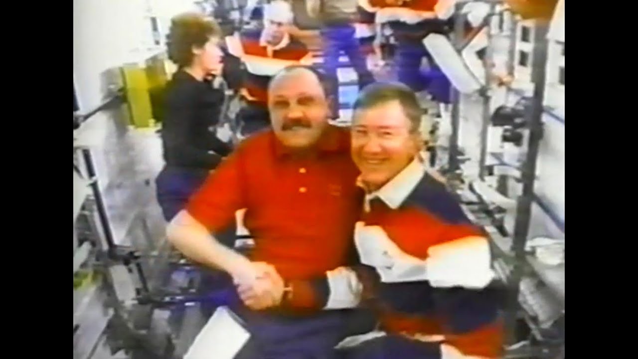 Space Shuttle Discovery STS-105 - ISS Crew Exchange (2001) - 1 of 3 ...