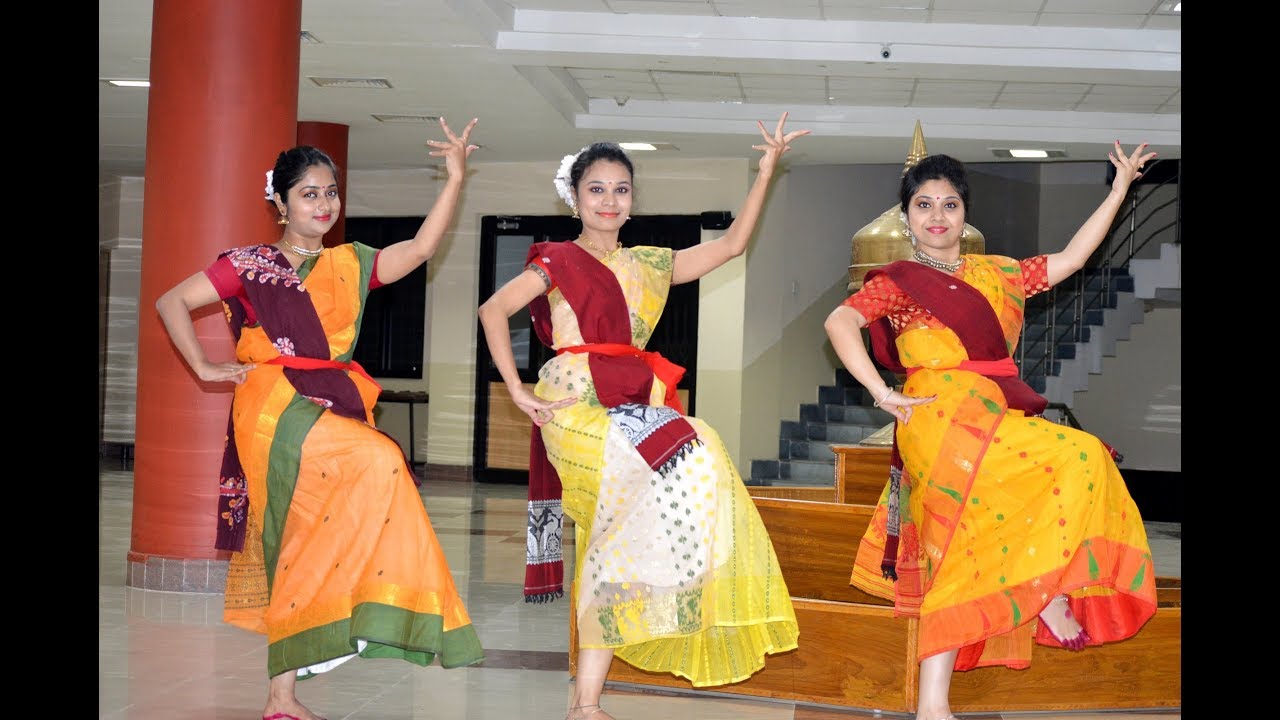 Momo Chitte nrite nrittye by IITG Students - YouTube