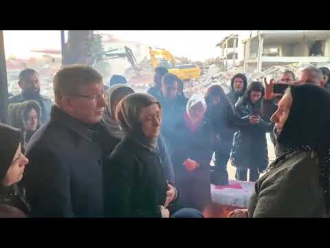 Ahmet Davutoğlu, deprem bölgesinde acılı aileyi teselli etti