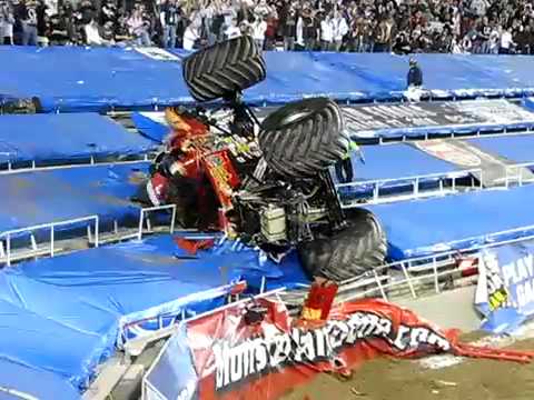 Monster Jam World Final 2010 Truck crash.flv - YouTube