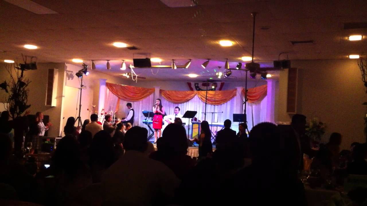 Julie Moua & Kyle Moua singing "Niam thiab txiv" in Hmong Green - YouTube