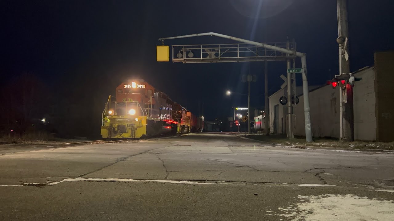 HESR 701~CFE 3415 & HESR 2145 northbound Downtown Saginaw Michigan - YouTube