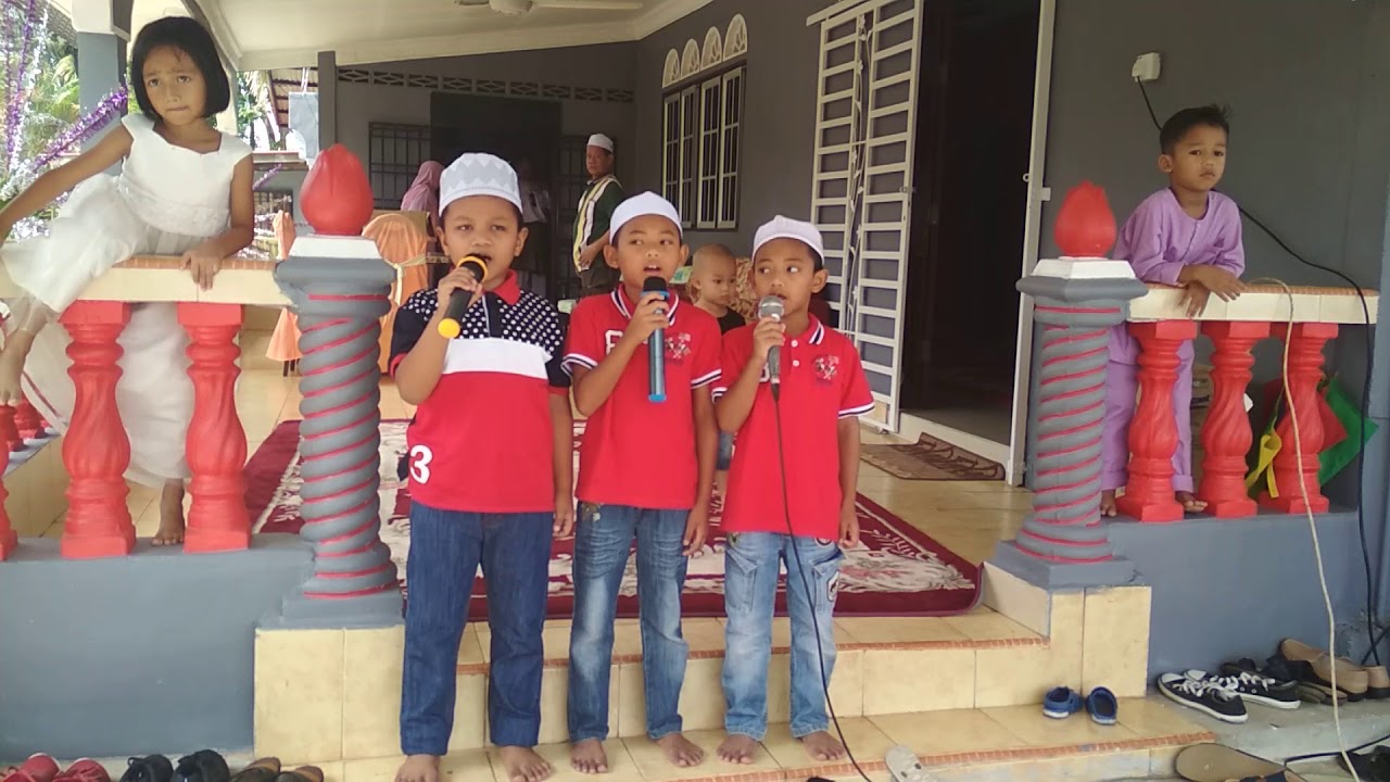Anak-anak (Beby, Adam dan Qayyum) membuat persembahan di kenduri di ...
