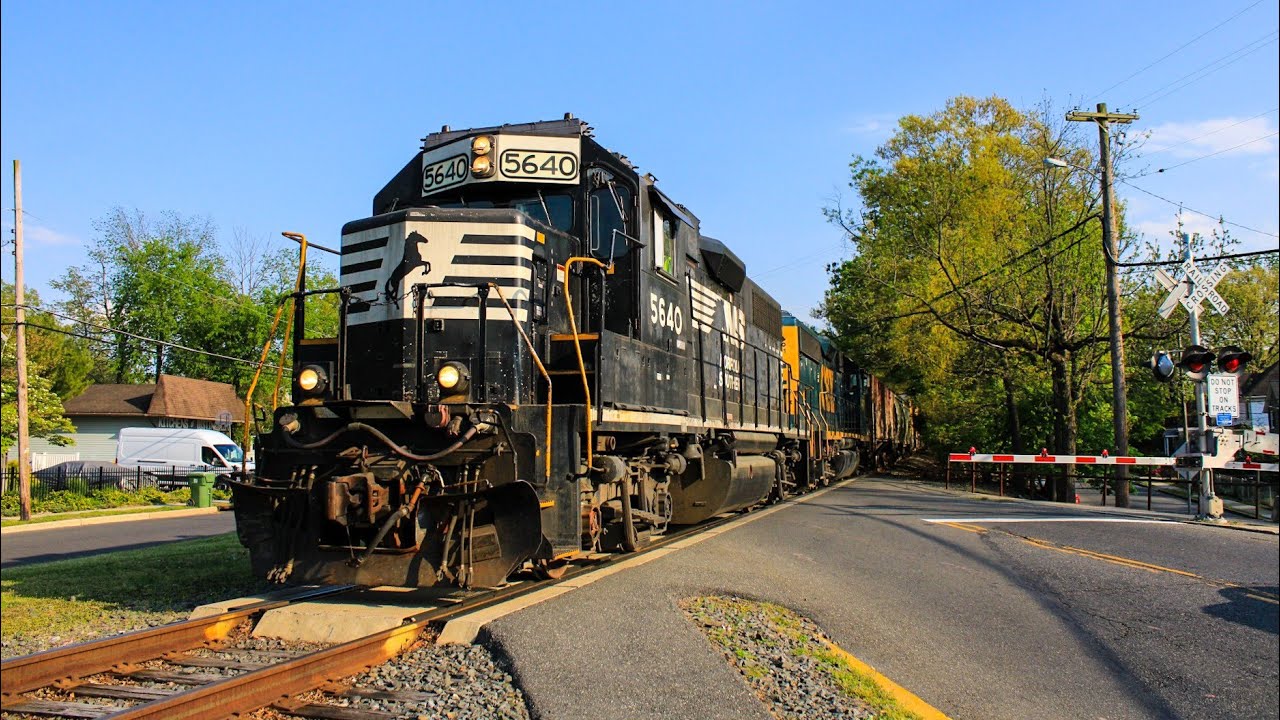 NS 5640/CSX 6971 Lead CSAO WPMI-61 Northbound With a Mix of Cars on 4 ...