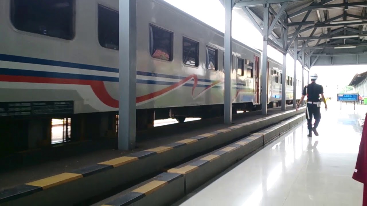 Stasiun kereta api kota banjar - YouTube