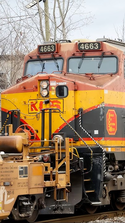 KCS GE ES44AC 4663 serves as mid DPU on CPKC 113 North (1/5/2025) #train #cpkc #kcsm - YouTube