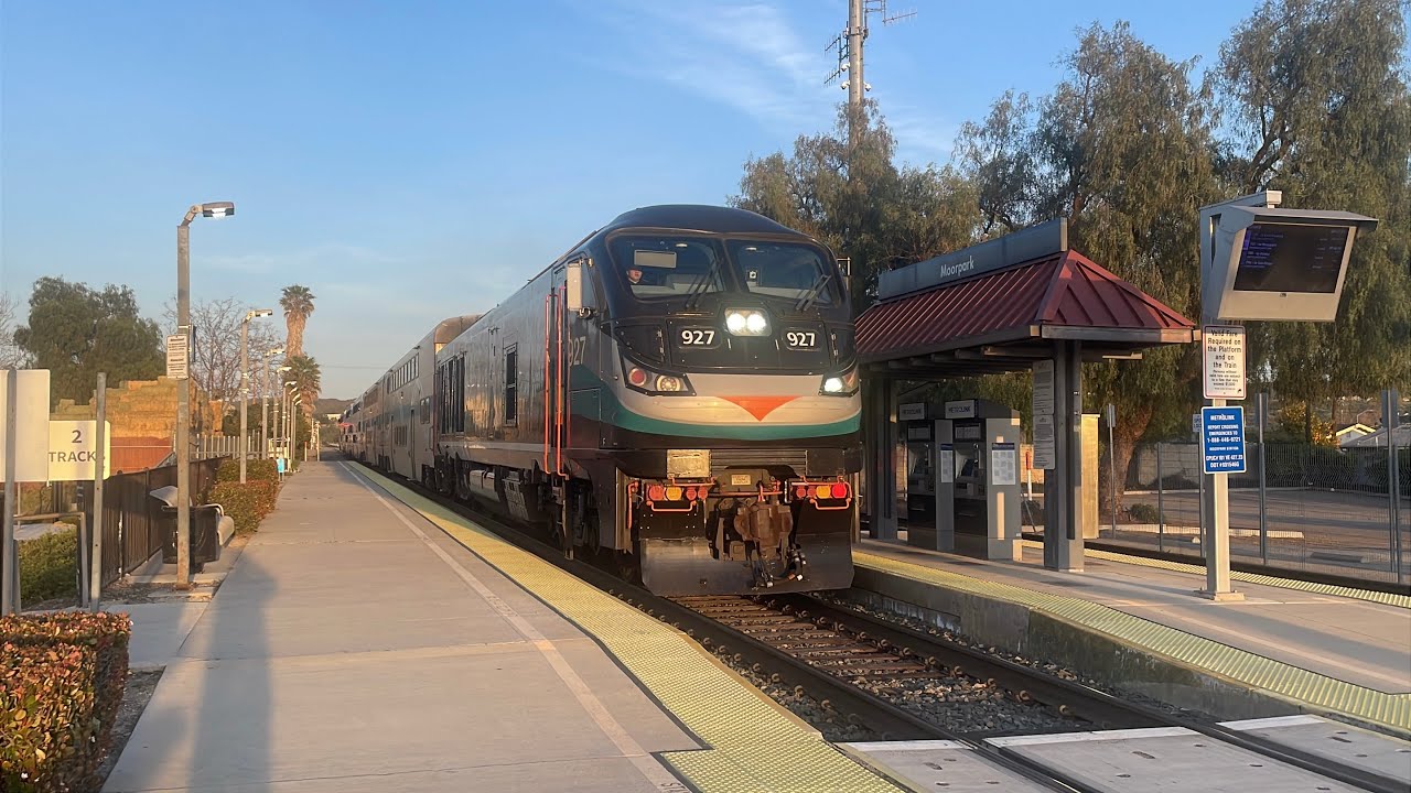 1 METROLINK train in MOORPARK - YouTube
