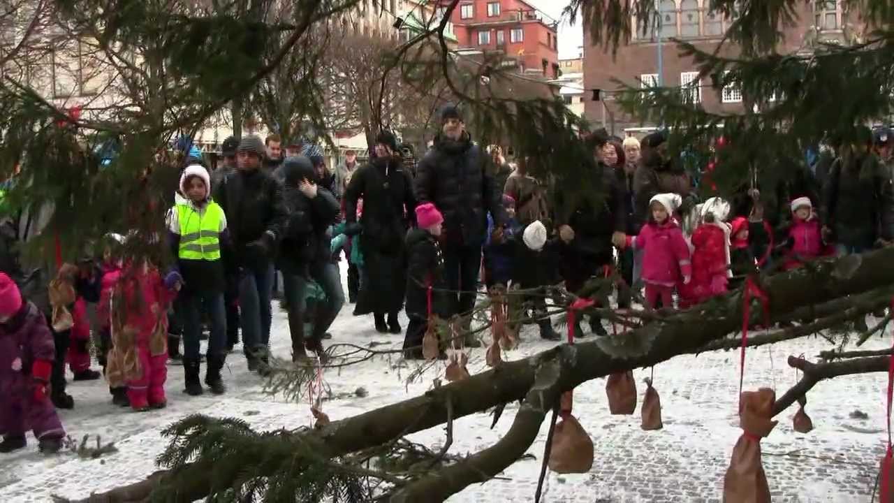 Julgransplundring i Borås City. HD - YouTube