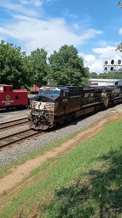 HUGE HORN BURST! "Aggressive Glide thru town" Norfolk Southern #4194 - #153 @rider22 - YouTube