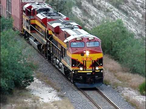 La 4871 KCSM al Mando de un Silao con un buen de Chasises pasando por la Línea BC PK-135 NOAS_5 ...