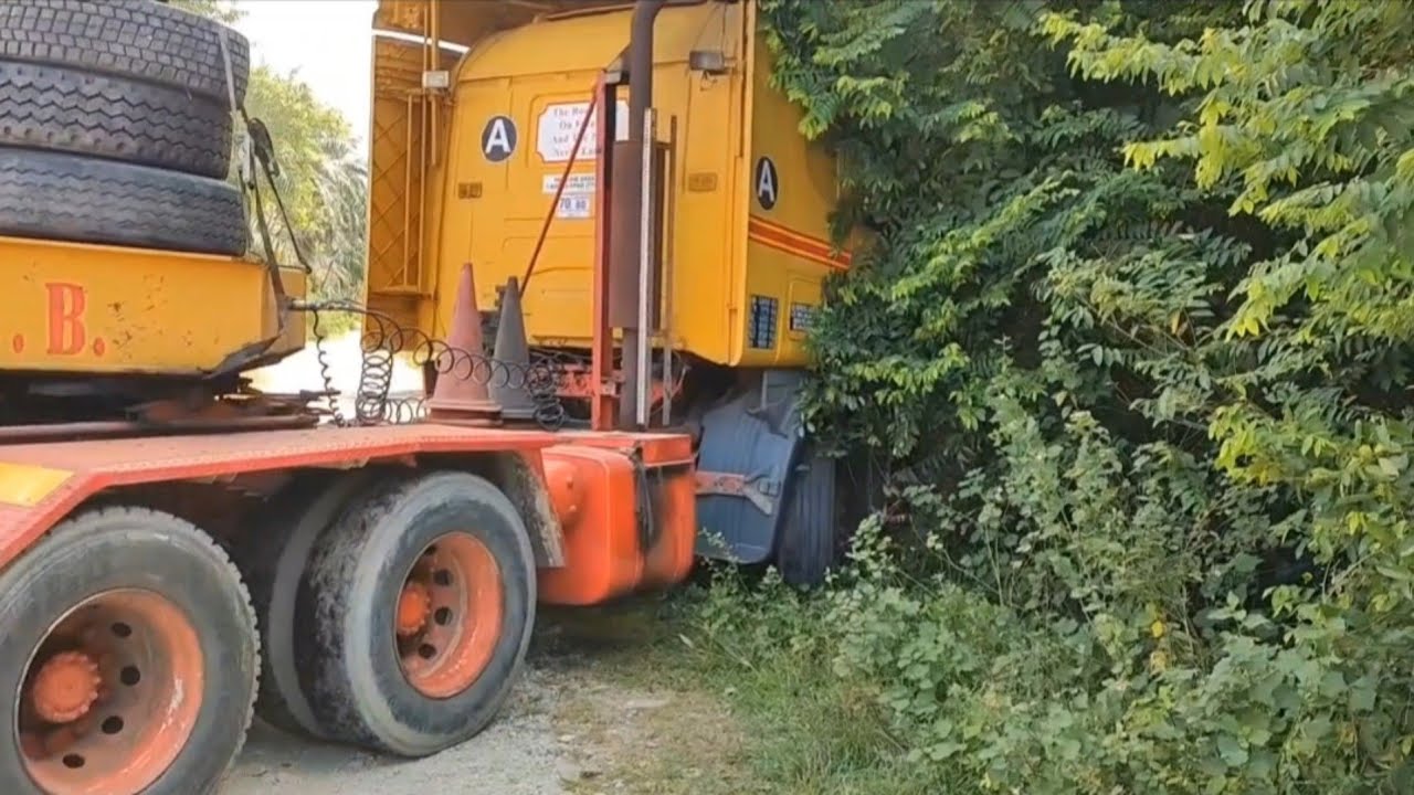 PADA SUATU MINGGU DI JALAN PAIP MERU| pick-up container flatrack laden ...