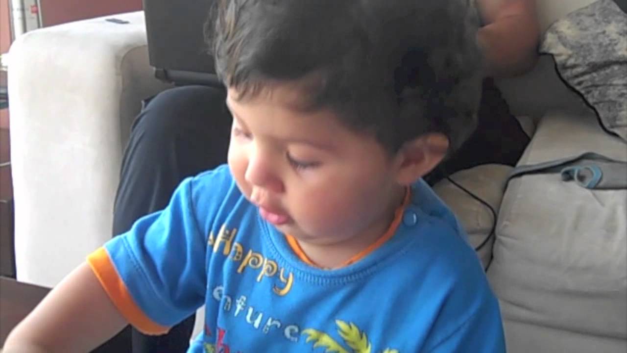 Bebe pujando poppies - Baby doing poppies - YouTube