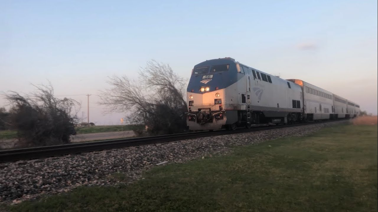 Fast Amtrak Train late because of freight train. Texas Eagle in Hutto ...