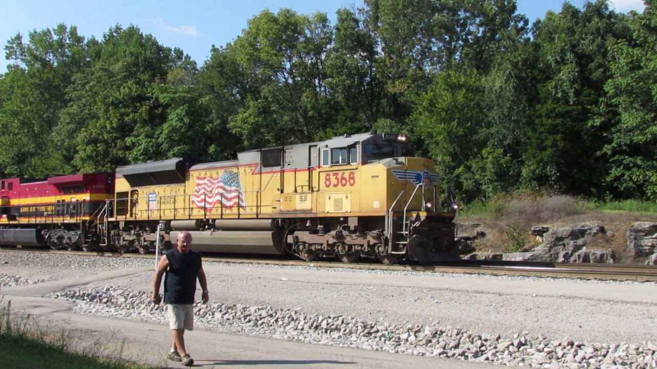 Union Pacific 8368 Union Pacific 8368 coming into Burnside KY - YouTube