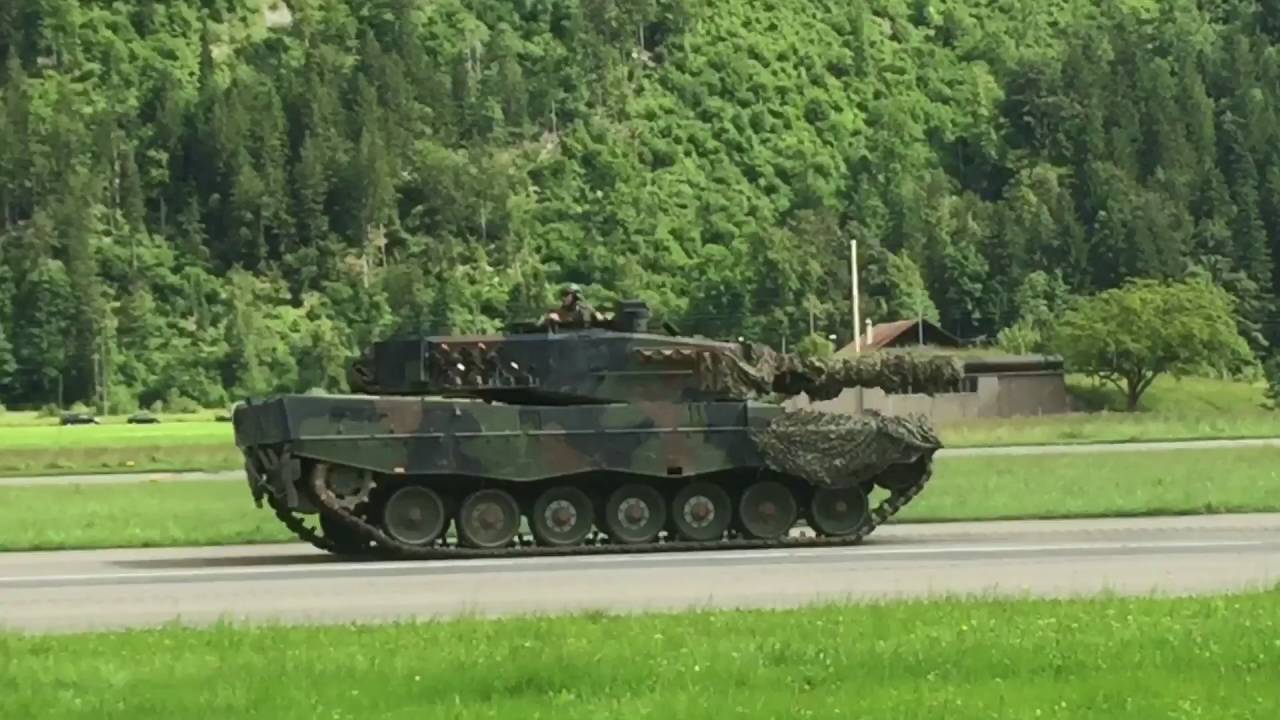 Demo Panzer & Leopard 2 - 75th birthday of Meiringen Air Base - YouTube